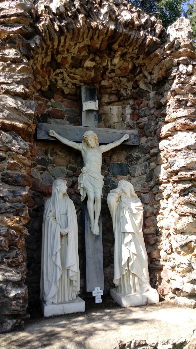Why do Catholics use a crucifix and not a cross? – Flourish Catholic